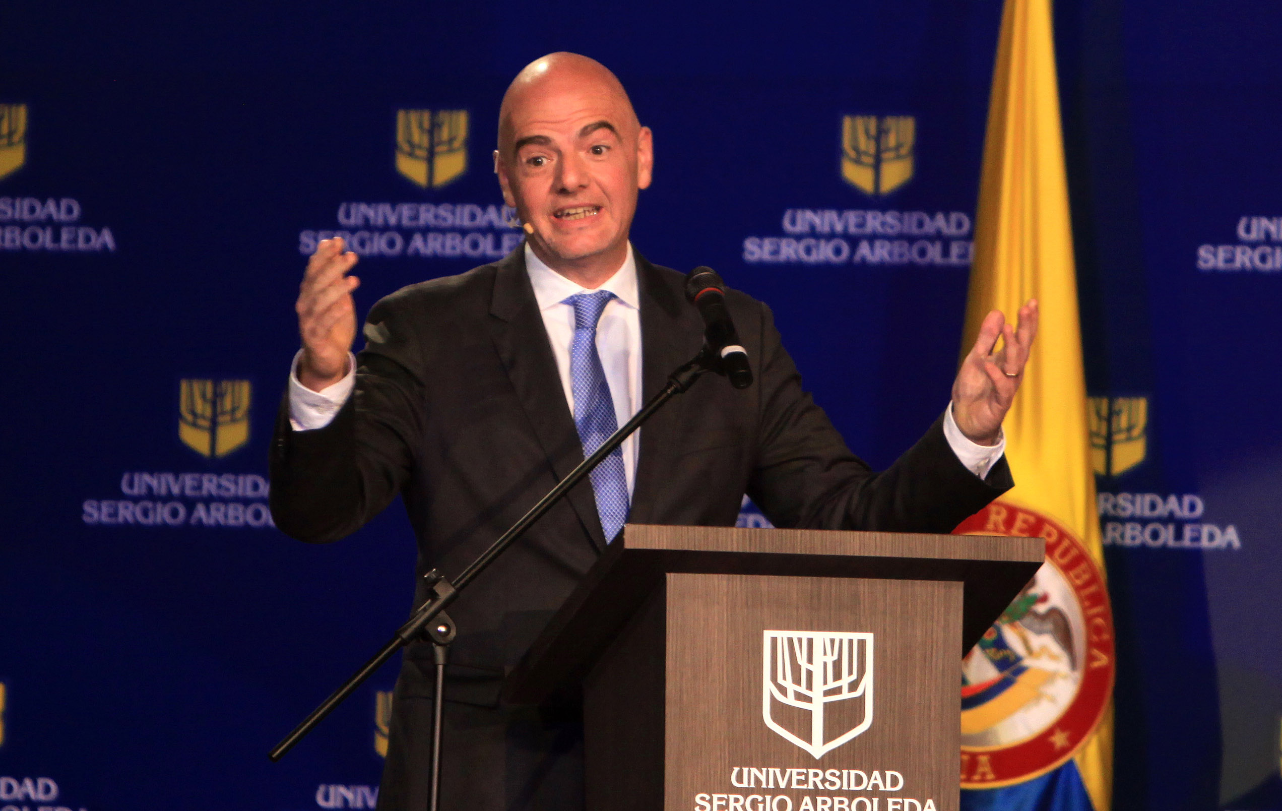 PRESIDENTE DE LA FIFA HACE “EL SAQUE DE HONOR” E INAUGURA EL NUEVO ...